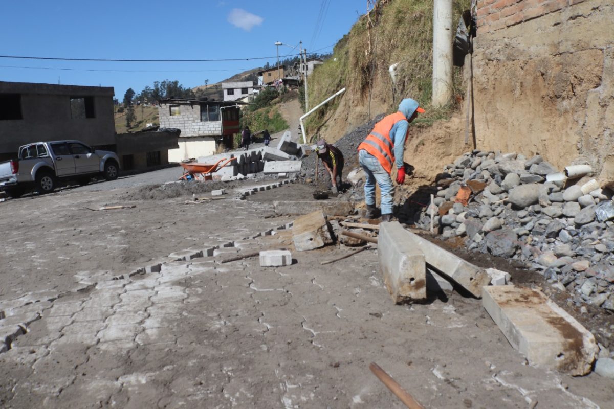 AVANZA EL ADOQUINADO EN EL BARRIO FAUSTO BAZANTE - Guaranda